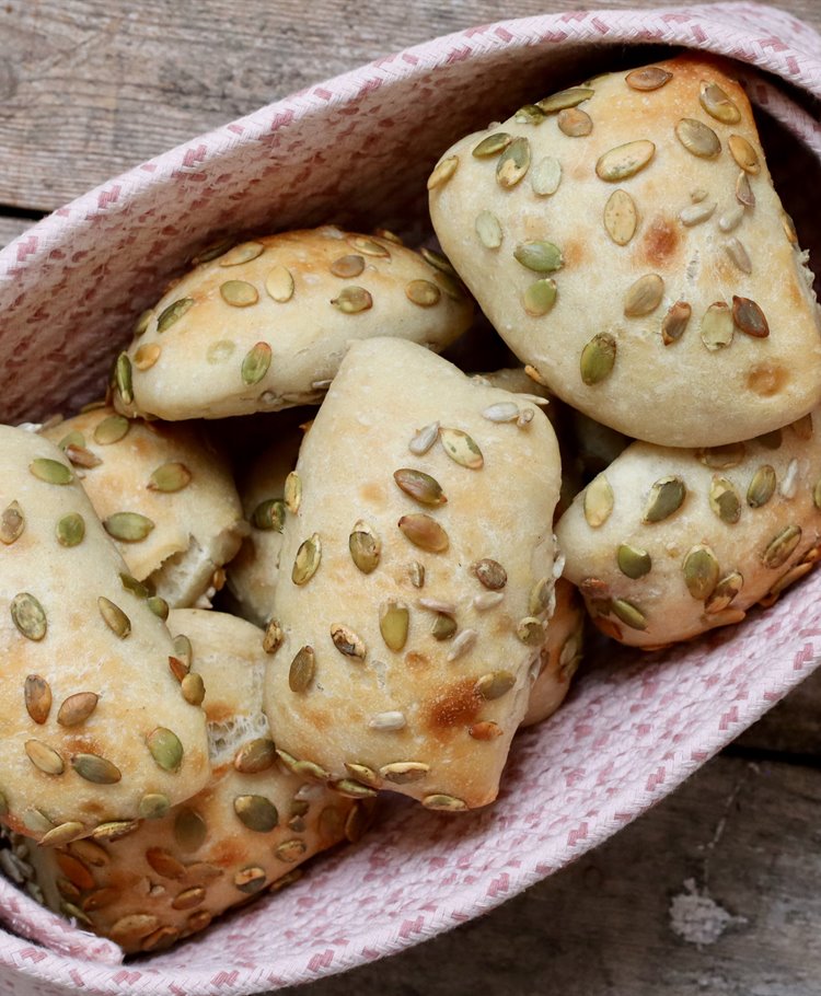 Koldhævede boller med nem surdej Opskrift | Dr. Oetker