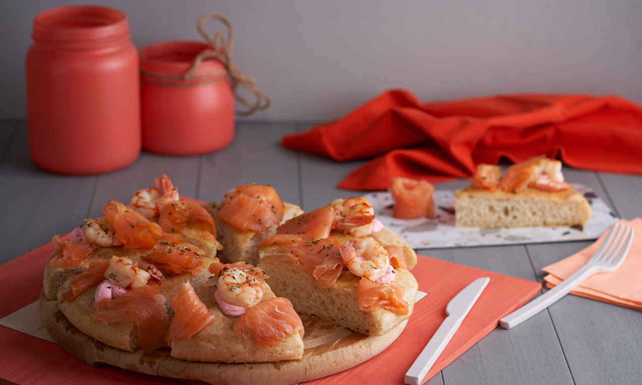 Ricetta Pizza gourmet salmone e gamberi living coral | Paneangeli