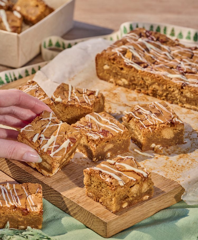Gingerbread Blondie Recipe | Dr. Oetker